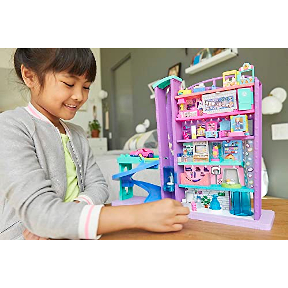 Polly Pocket Playset with 3 Micro Dolls, 1 Toy Car, Food and Shopping Accessories, Pollyville Mega Mall Toy