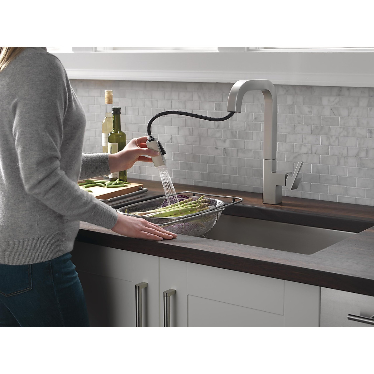 Delta Faucet Brushed Nickel Kitchen Faucet with Pull Down Sprayer, ADA Compliant, Dual Function Wand, Magnetic Docking Spray Head, Spotshield Stainless Steel, 19825LF-SP