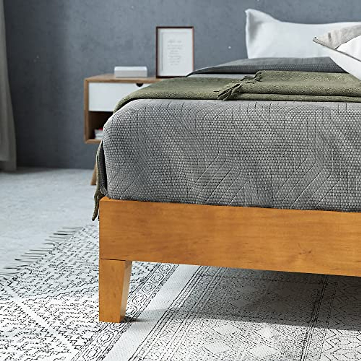 ZINUS Alexis Deluxe Wood Platform Bed Frame / Solid Wood Foundation / No Box Spring Needed / Wood Slat Support / Easy Assembly, Rustic Pine, Queen