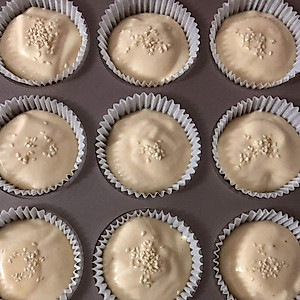 Mombake Food Grade White Greaseproof Paper Cupcake Liners Muffin Baking Cups Standard Sized, 500-Count