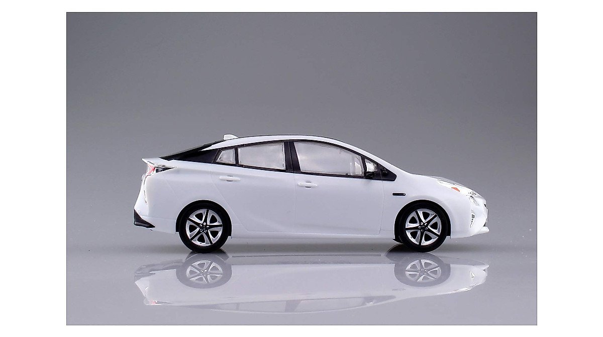 Aoshima 1/32 Toyota Prius Model Kit - Pre-Painted & Easy to Build