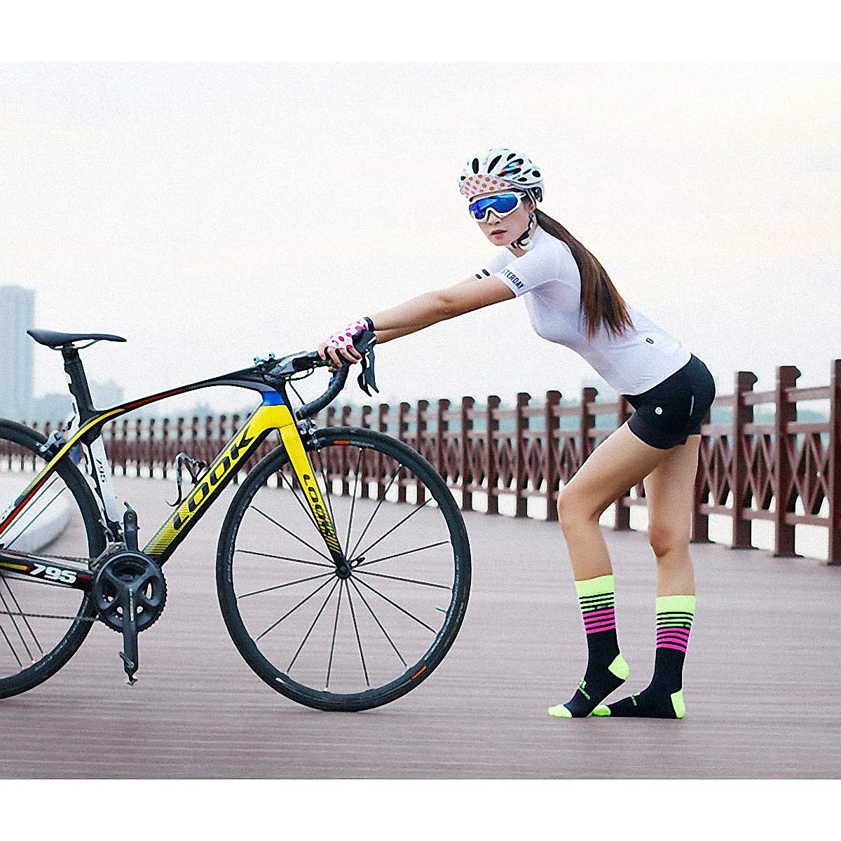 GuaziV Cycling Socks for Men & Women，Colorful Compression Hiking Socks Running Socks for Travelling, Walking, Climbing