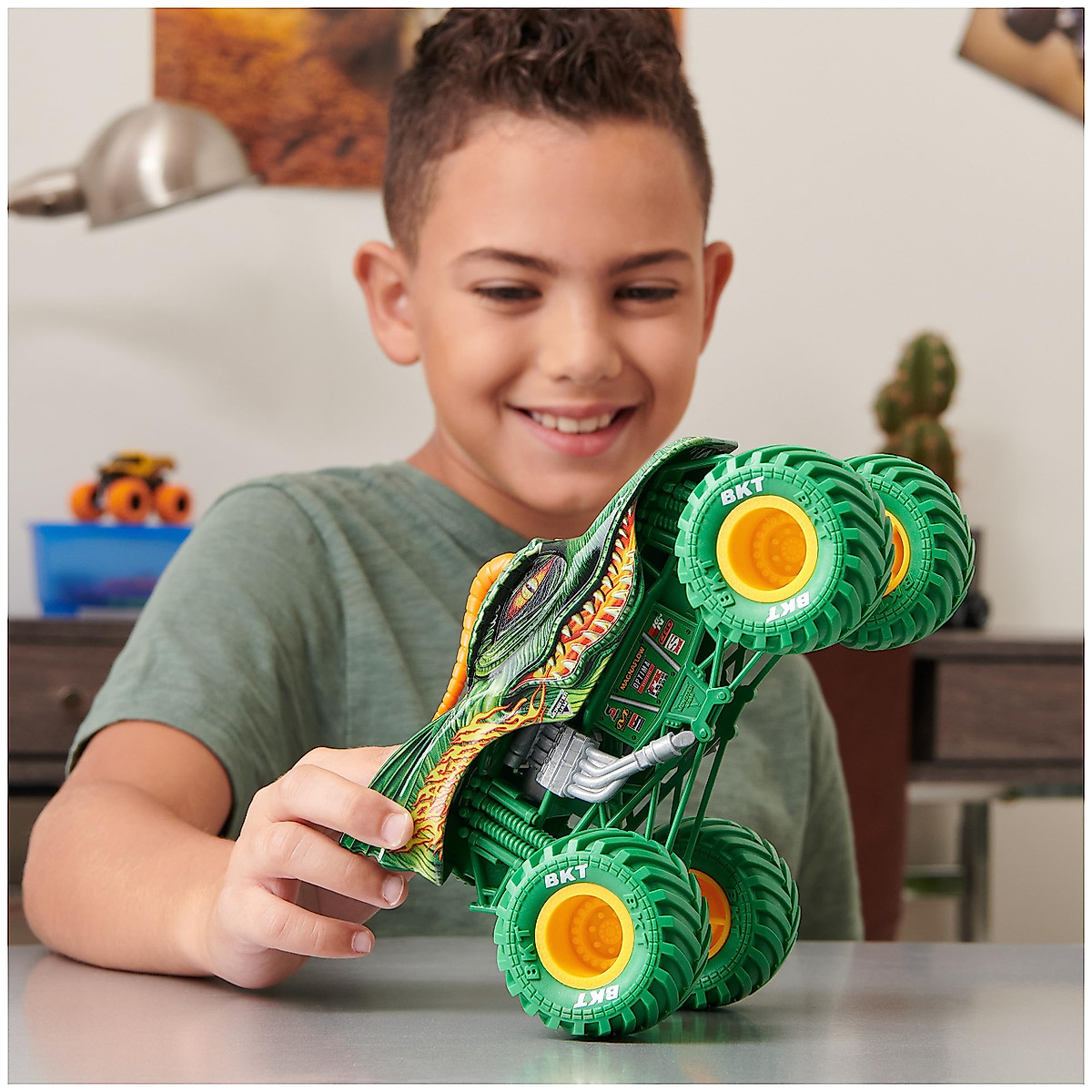 Monster Jam, Official Dragon Monster Truck, Collector Die-Cast Vehicle, 1:24 Scale, Kids Toys for Boys Ages 3 and up