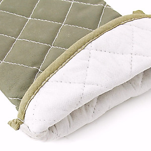 New Star Foodservice 32024 Commercial Grade Flame Retardant/Resistant Oven Mitts, up to 400F, 15-Inch, Set of 2