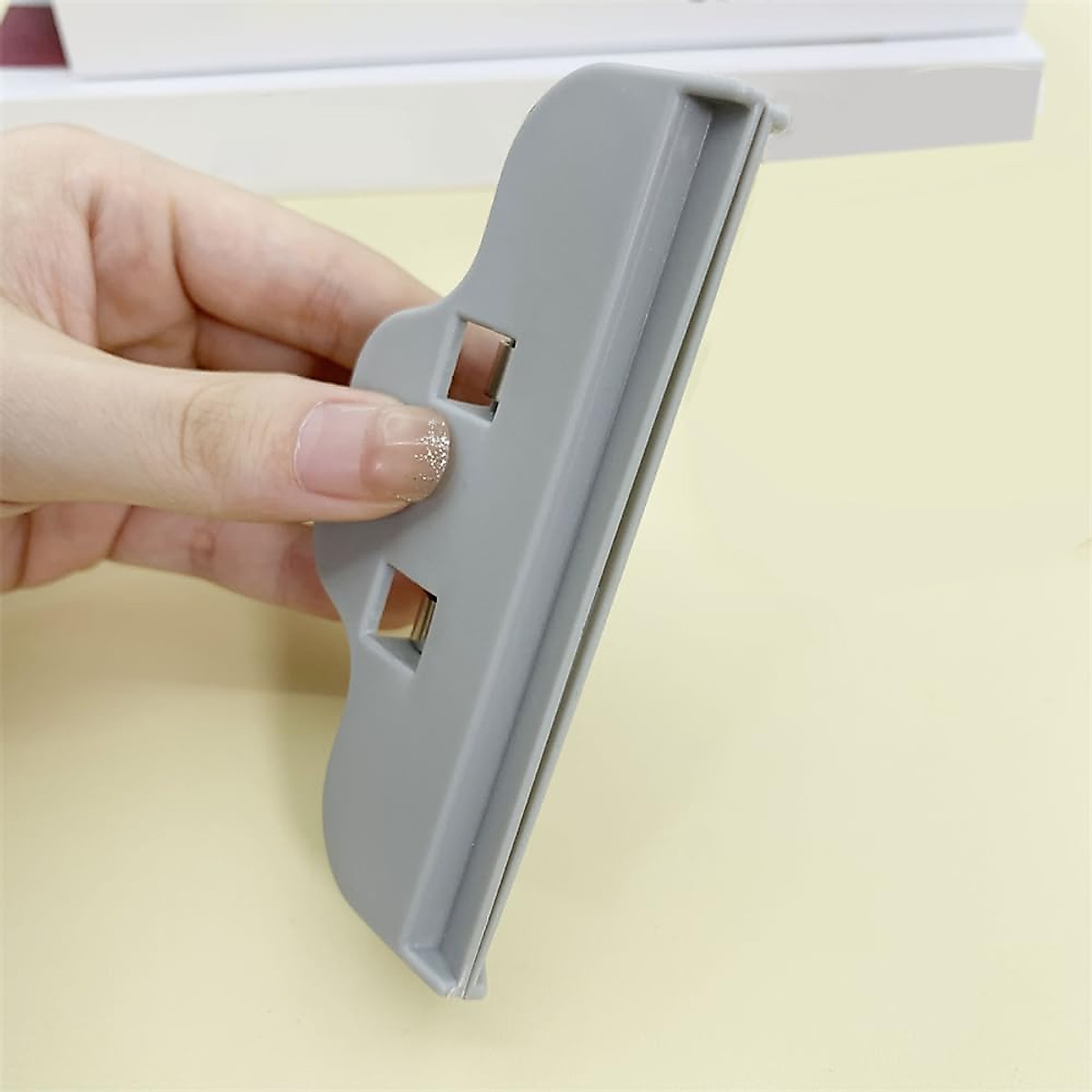 EYAKEG 4 Pack Chip Bag Clip Heavy Duty 4 inch 10CM Food Clips Sealer for Kitchen Storage Snack Bread Sealing Chips Bags Clamp Air Tight Fresh-Keeping Plastic Seal Grip, Grey