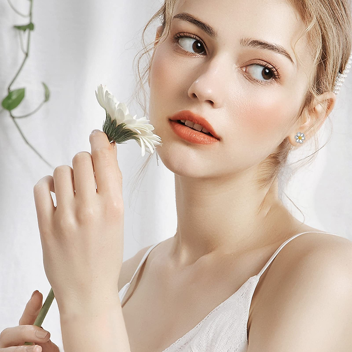 OHAYOO Hummingbird Daisy Earrings Hypoallergenic 925 Sterling Silver Animal Bird Asymmetrical Stud Earrings Hummingbird Daisy Jewelry Gift For Women