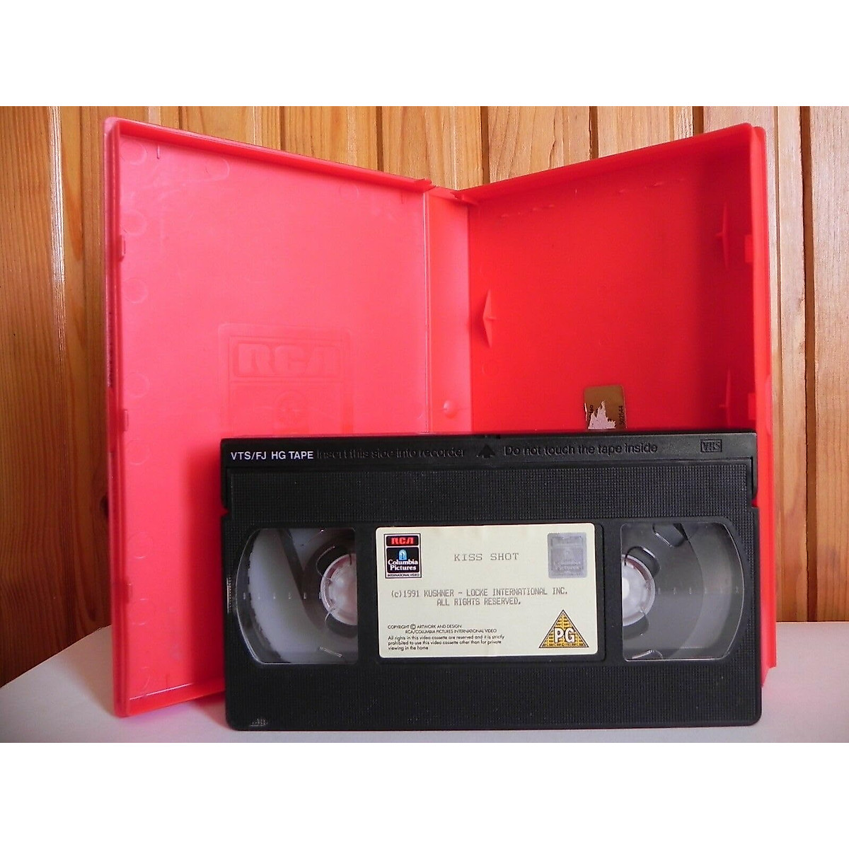 Kiss Shot - Large Box - Columbia Pictures - Comedy - Ex-Rental - Pal VHS