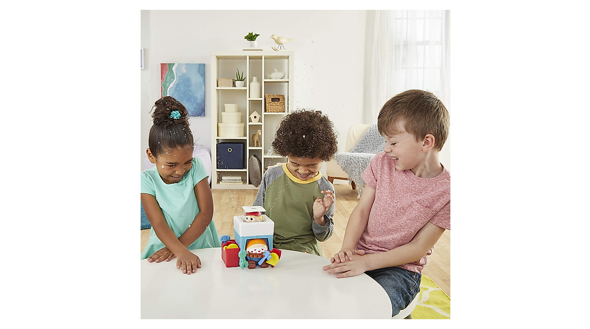 Hasbro Gaming Plumber Pants Game for Kids Ages 4+ - Fun Water Spraying Game