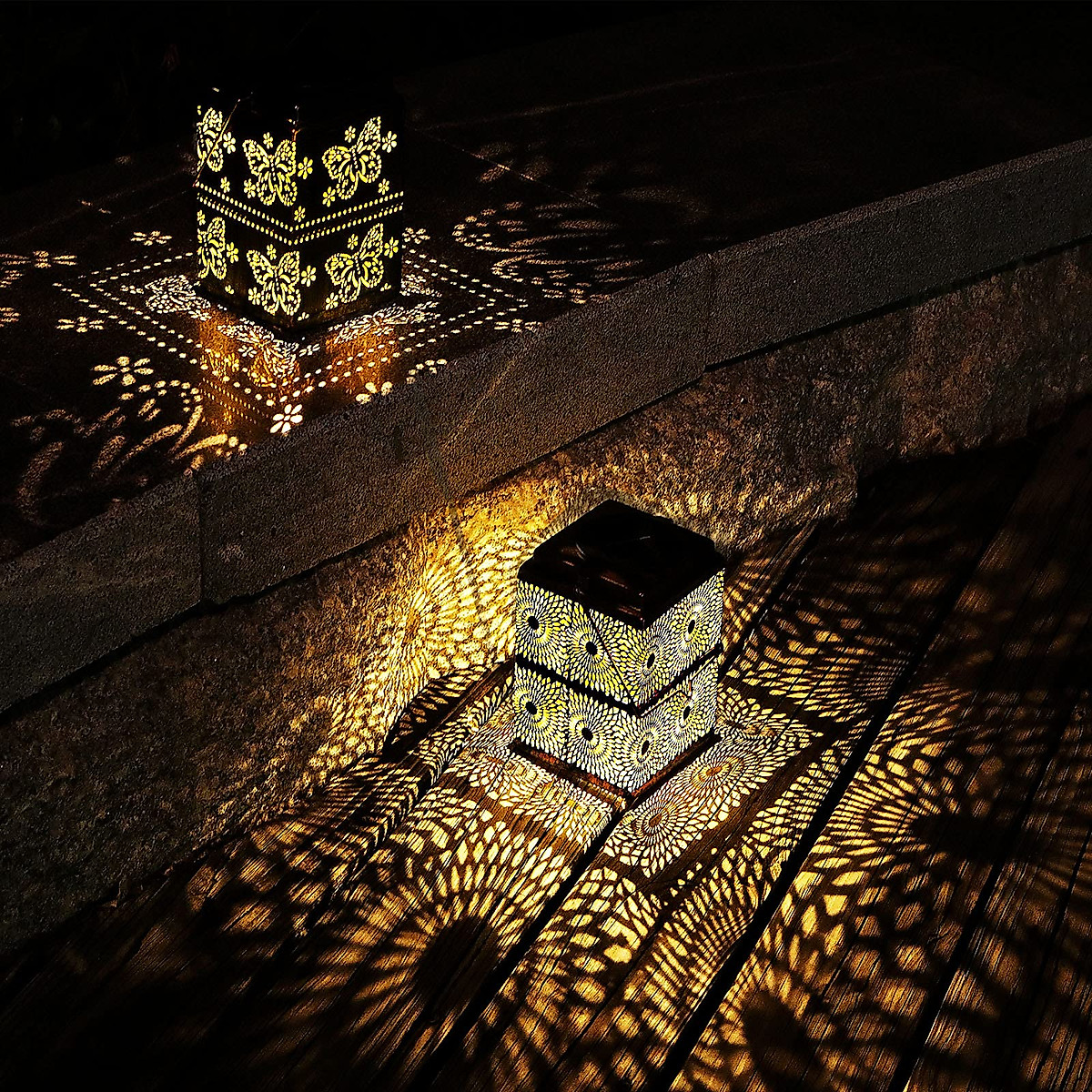 Outdoor Solar Lanterns Waterproof Hanging Solar Lights 2 Pack Outdoor Retro Metal Lamp with Handle for Terrace Backyard Porch Dining Table Passage Party Place Garden Decoration