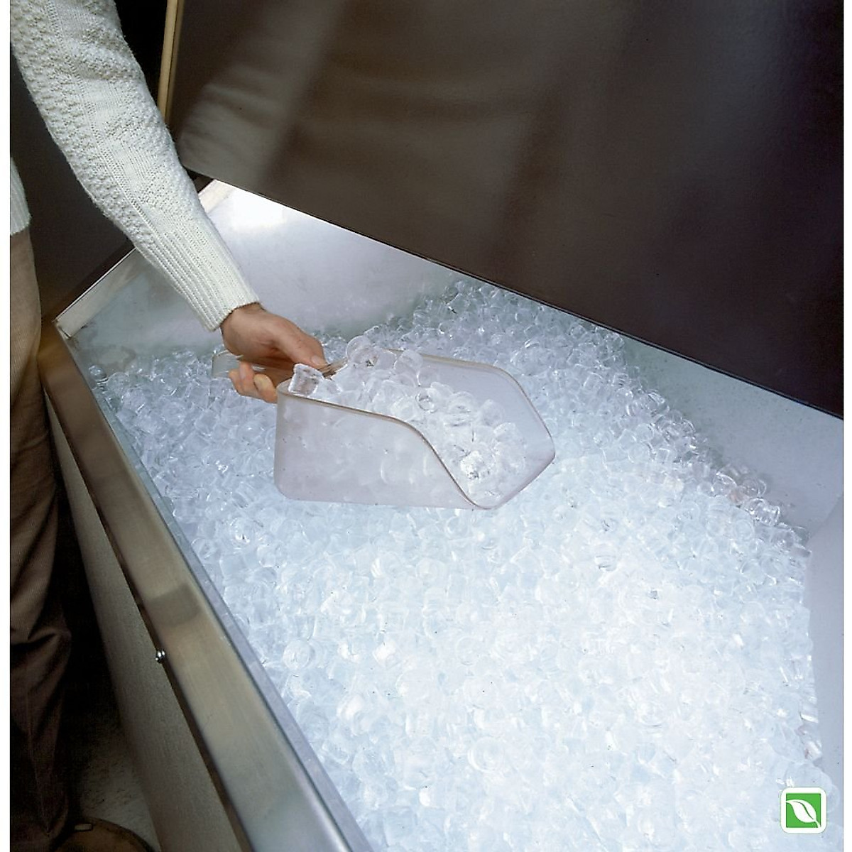 Rubbermaid 9F75 32 oz Capacity, 10.8" Length x 4.8" Width x 4.7" Height, Clear Color, Polycarbonate Bouncer Contour Scoop