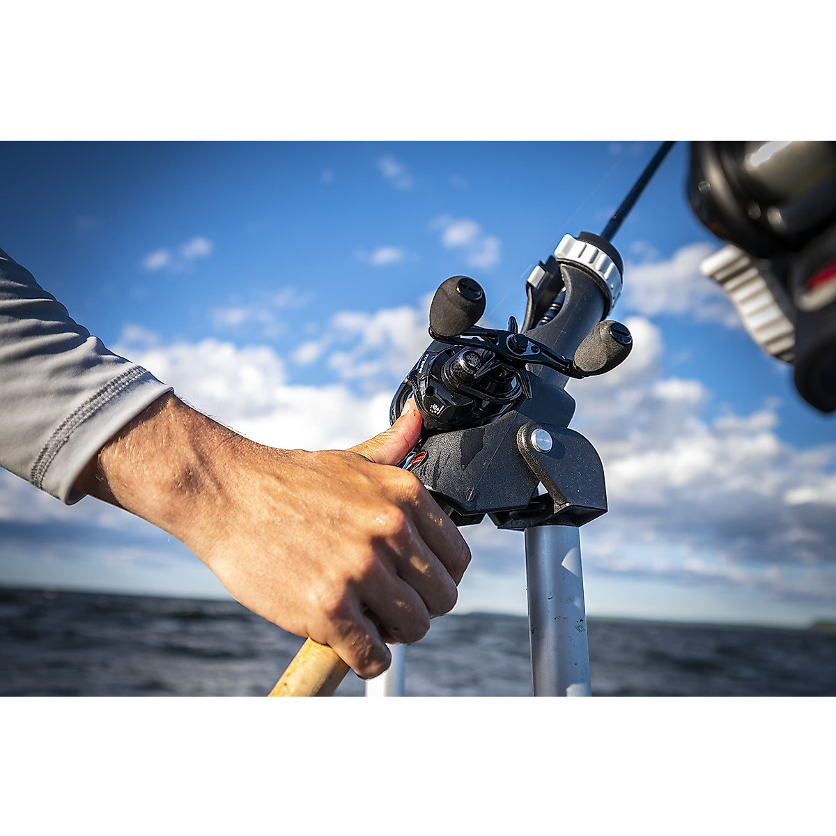 Abu Garcia Max Digital Line Counter Low Profile Baitcast Reel, Size 50LP (1498728), Carbon Fiber Star Drag, Max of 20lb | 9.0kg, Durable, Lightweight and Strong,Black