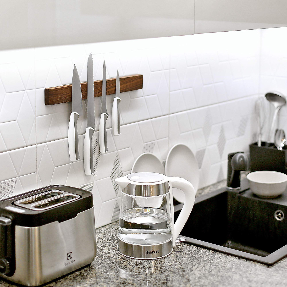 Mr.Art Wood Magnetic Wooden Kitchen Knife Holder Strip Bar, Size 16” – Store Knives and Tools Efficiently, Versatile and Multipurpose, 100% Natural Walnut Wood