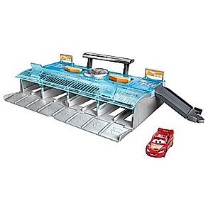 Mattel Disney and Pixar Cars Toys, Ultimate 2-in-1 Launcher & Carry Case with Lightning McQueen Toy Car, Launch 8 Vehicles Together