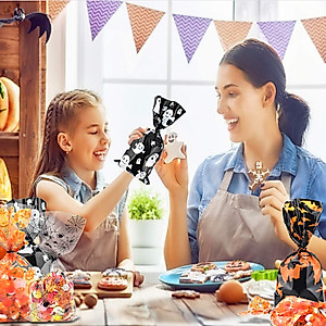 ERKOON 200pcs Halloween Candy Bags Pumpkin Spider Web Bat Ghost Print Candy Bags Halloween Treat Candy Twist Ties Gift Bags Kids Candy Bags for Halloween Party
