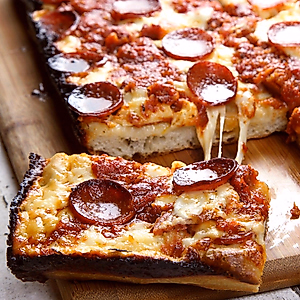 Jisculo Detroit Style Pizza Pan 14x10x2.5 (Non Stick without BPA) Replace lloyds Pizza Pan Pre-Seasoned Sicilian Style Pizza Pan, Hard Anodized Deep Dish Square Grandma Style Pizza Pan