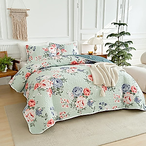UOZZI BEDDING Botanical Quilt Set Queen Size 90x90 3 PC Reversible Soft Microfiber Lightweight Green Coverlet with Blue Red Flowers Bedspread Summer Bed Cover for All Season (1 Quilt+ 2 Shams)