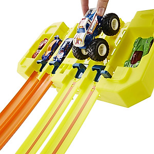 Hot Wheels Toy Car Track Builder Playset, Multi-Lane Speed Box, 18 Component Parts with Storage & 2 1:64 Scale Vehicles