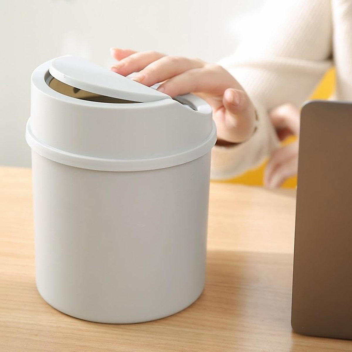 EVANUUI Mini Trash Can, Desktop Trash Can, Desktop Trash Can with Lid, Tiny Trash Can with Top, Plastic Mini Wastebasket Trash Can with Swing Lid for Home Office (Grey)