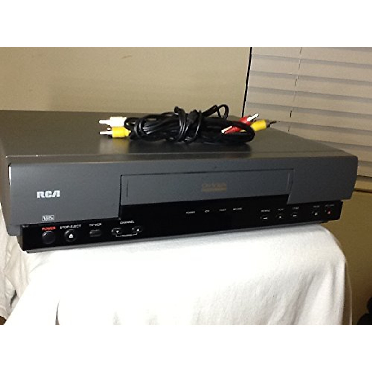 RCA VR327 VCR Video Cassette Recorder 4-Head Hi-Fi Stereo VHS Player. On-Screen Programming. Works Great. Comes with A/V Cable for TV Connection