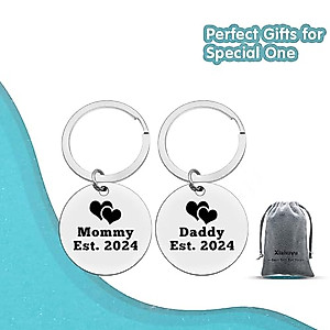 Xiahuyu New Parents Gifts Pregnancy Announcements Gifts Mommy and Daddy Est 2024 Keychain Set New Mom and Dad Gifts First Time Parents Gifts for Christmas Birthday Mothers Day Fathers Day