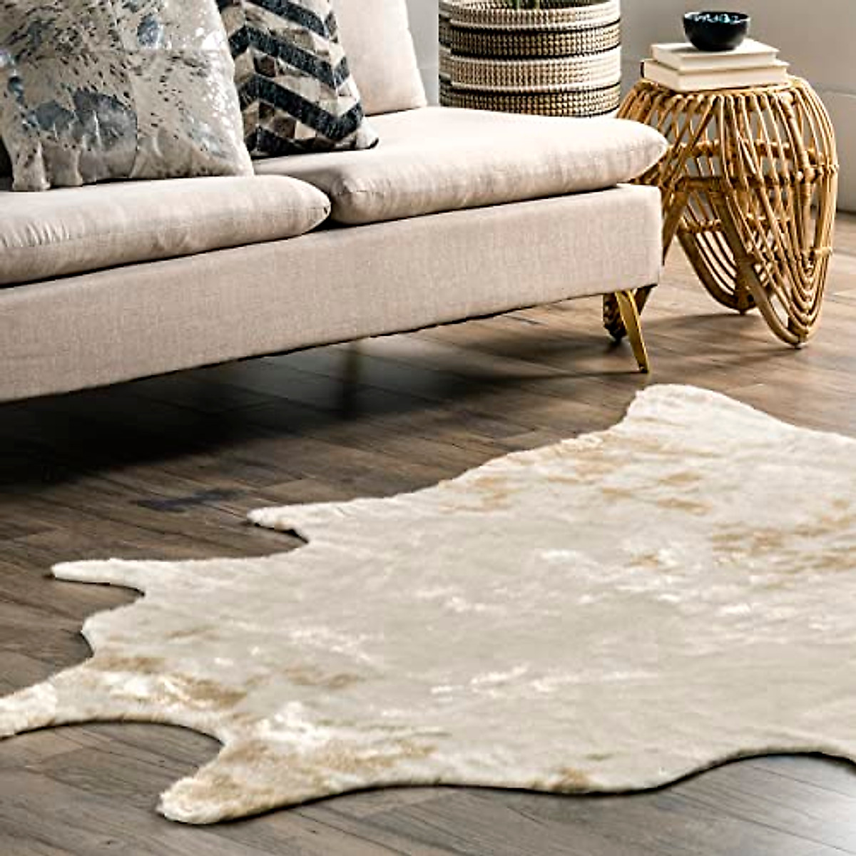 nuLOOM Marcia Machine Washable Faux Cowhide Area Rug, Shaped 5x7, Off-White