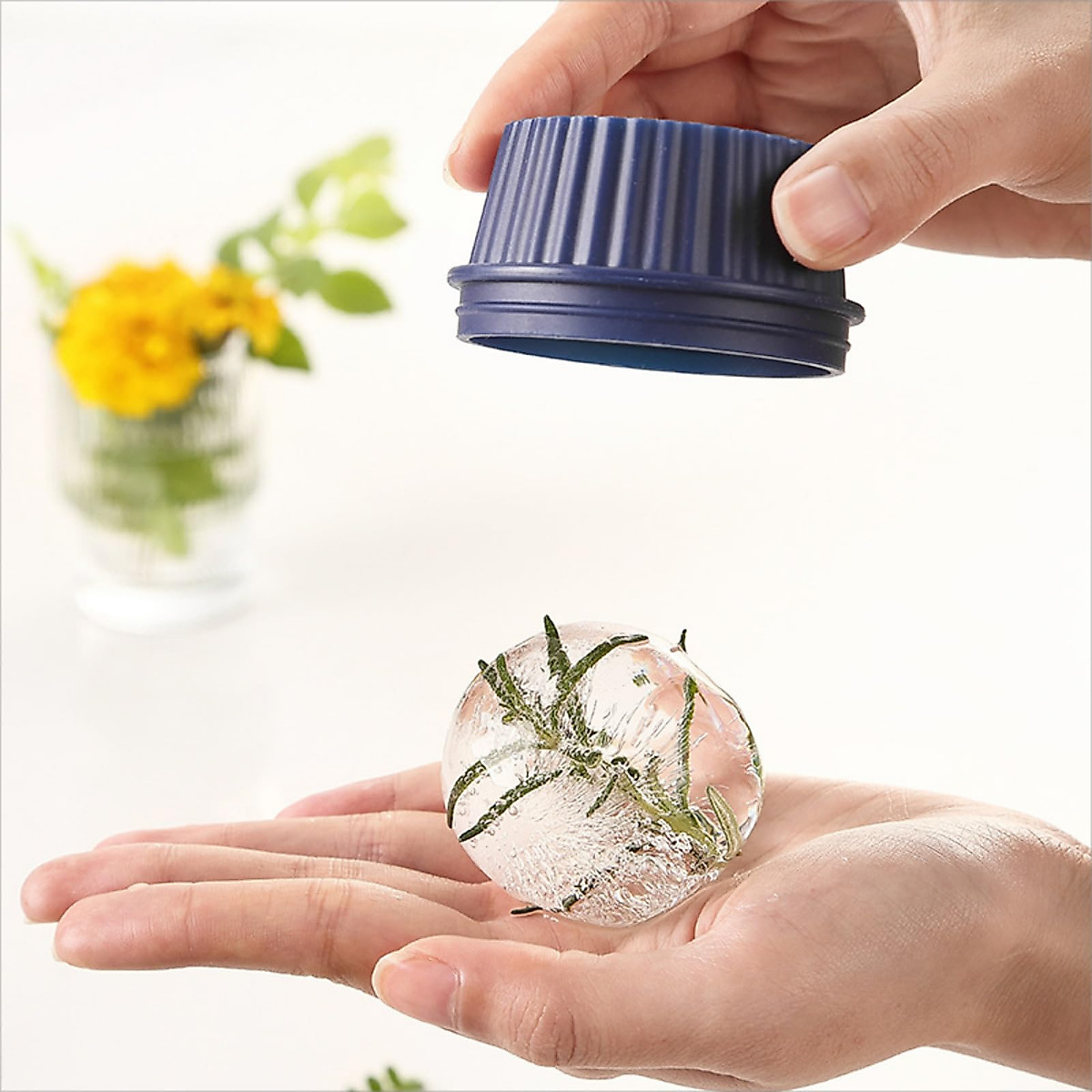 Whiskey Silicone Ice Tray，Ice Cube Maker Tray，With Lid, Reusable，Cake Ice Ball/Ice Grid/Ice Cube Mould，Home Ball Ice Maker， Creative Gift for Family and Friends