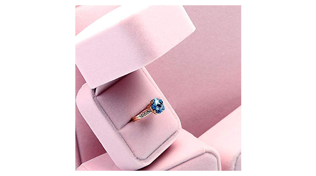 Elegant Velvet Ring Box for Engagements and Weddings | Oirlv