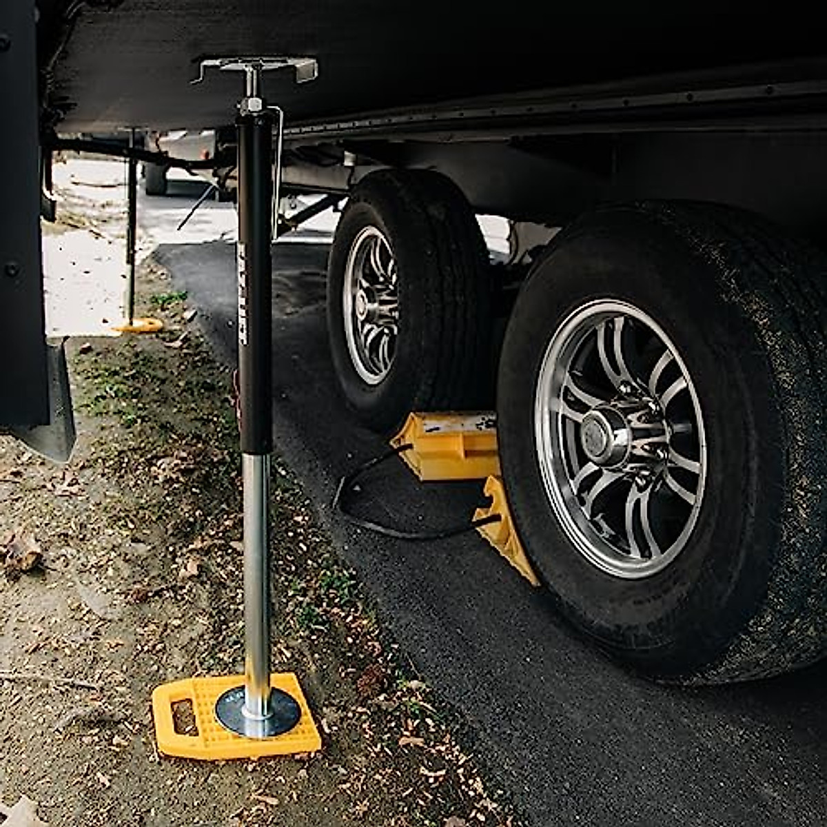 Camco Camper/RV Stabilizing Jack Pads | Features Interlocking Design & Includes Handy Strap for RV Storage and Organization | Molded of Strong UV Stabilized Polypropylene | 4-Pack (44595)