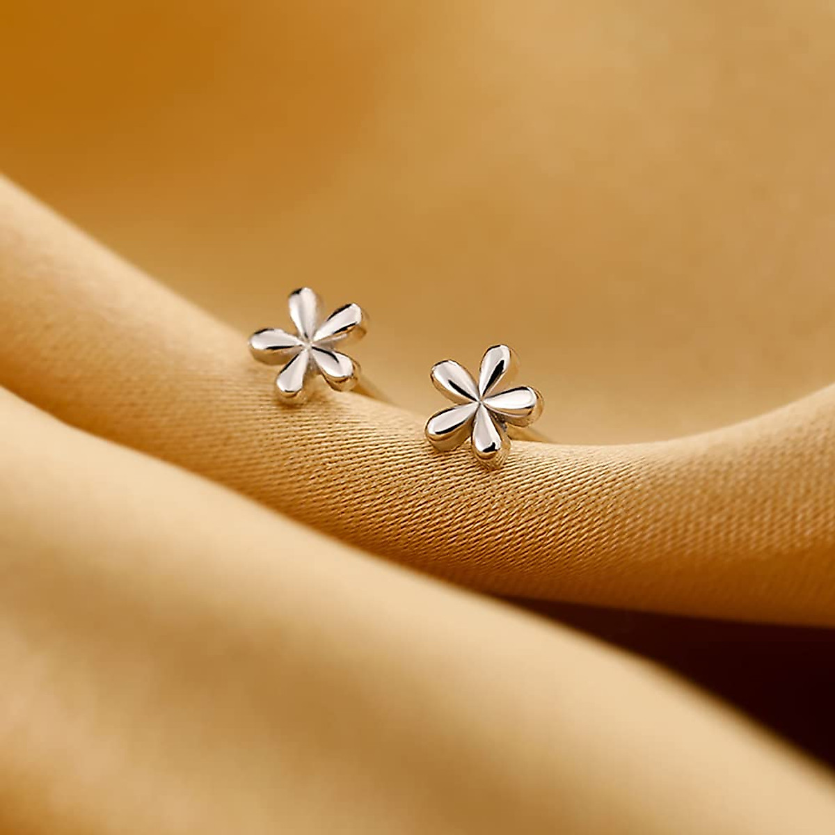 Reffeer Solid 925 Sterling Silver Daisy Stud Earrings Flower for Women Tiny Flower Stud Earrings Spring (A-Silver)