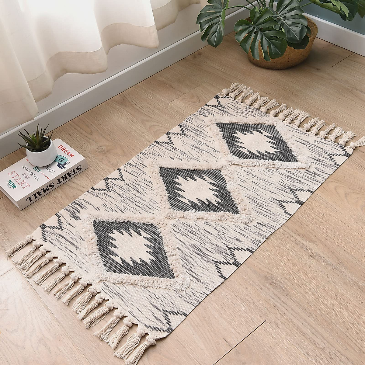 DXGJOKR Boho Bathroom Rugs Mat 2x3ft Farmhouse Bathroom Rug, Small Boho Bath Rug, Tufted Cotton Accent Rug with Tassels