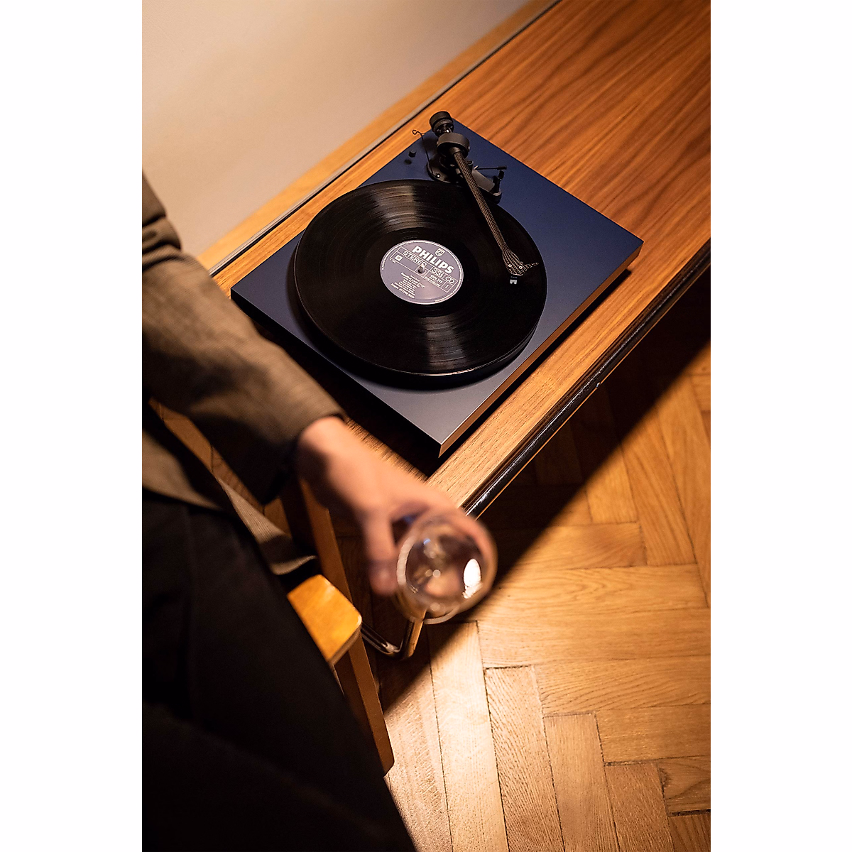 Pro-Ject Debut Carbon EVO, Audiophile Turntable with Carbon Fiber tonearm, Electronic Speed Selection and pre-Mounted Sumiko Rainier Phono Cartridge (High Gloss Black)