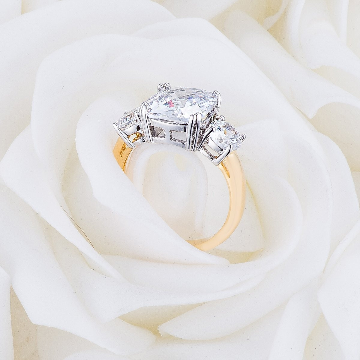 Kate Bissett Meghan's Royal Wedding Engagement Ring (8)