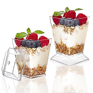 TOFLEN 50 Pack 5 oz Dessert Cups with Lids and Spoons, Mini Clear Square Plastic Dessert Cake Shooter Cups for Party, Yogurt Parfait, Appetizers, Fruits and Puddings