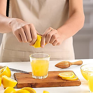 2 Pcs Wooden Citrus Reamer Lemon Hand Juicer Beech Wood Handheld Citrus Juicer Easy to Hold Kitchen Juicing Tool Manual Orange Lime Lemon Juice Reamer Extractor for Daily Home Bar Cafe Restaurant Use
