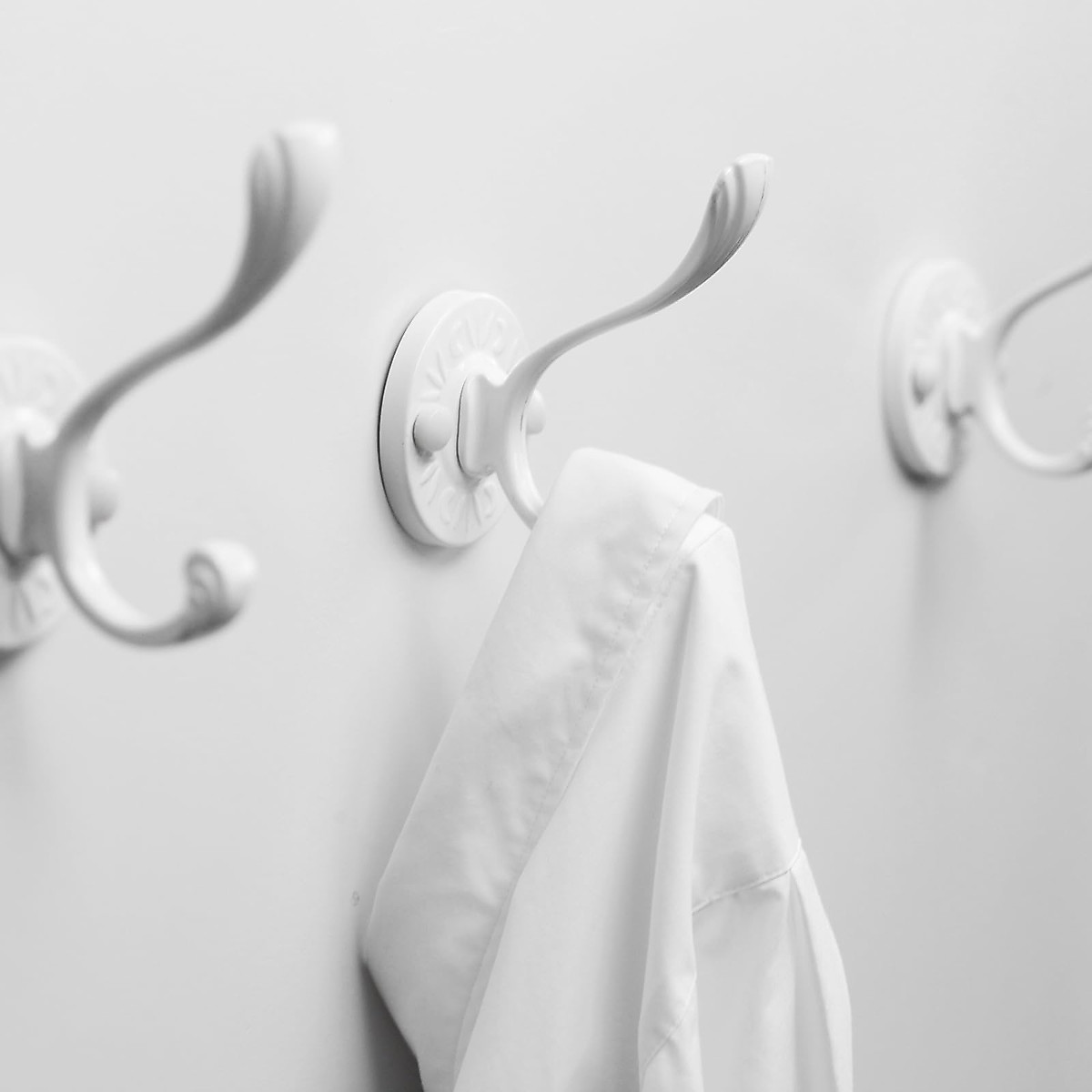 5pcs White Coat Hooks Wall Mounted Coat Hooks Farmhouse Matte Black Wall Hooks with Screws Metal White Towel Hooks for Bathrooms Entryway Hooks for Hanging Coats, Keys, Hats, Scarves, Robe, Bags