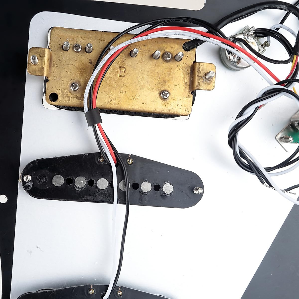 Musiclily Basic 11 Hole HSS Loaded Guitar Strat Pickguard Prewired Pickguard with Alnico 5 Pickup Humbucker for Fender American/Mexican Stratocaster Standard Modern Style Electric Guitar, 3Ply Black