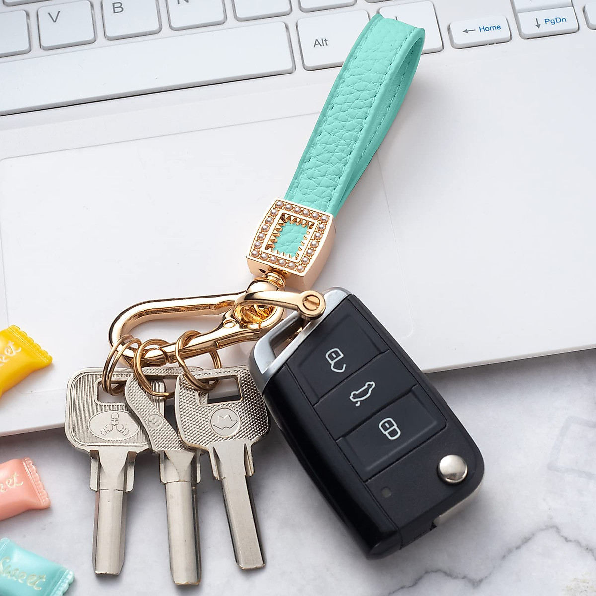 Gematay Microfiber Leather Car Keychain, Universal Car Key Fob Keychain Holder for Men and Women with 3 Keyrings, Anti-lost D-ring and Carabiner Clip, Mint green