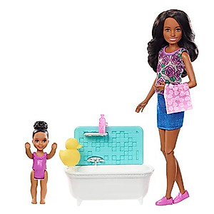 Barbie Skipper Babysitters, Inc. Playset with Bathtub, Babysitting Skipper Doll and Small Toddler Doll with Button to Move Arms and Splash, Plus Themed Accessories, Gift for 3 to 7 Year Olds