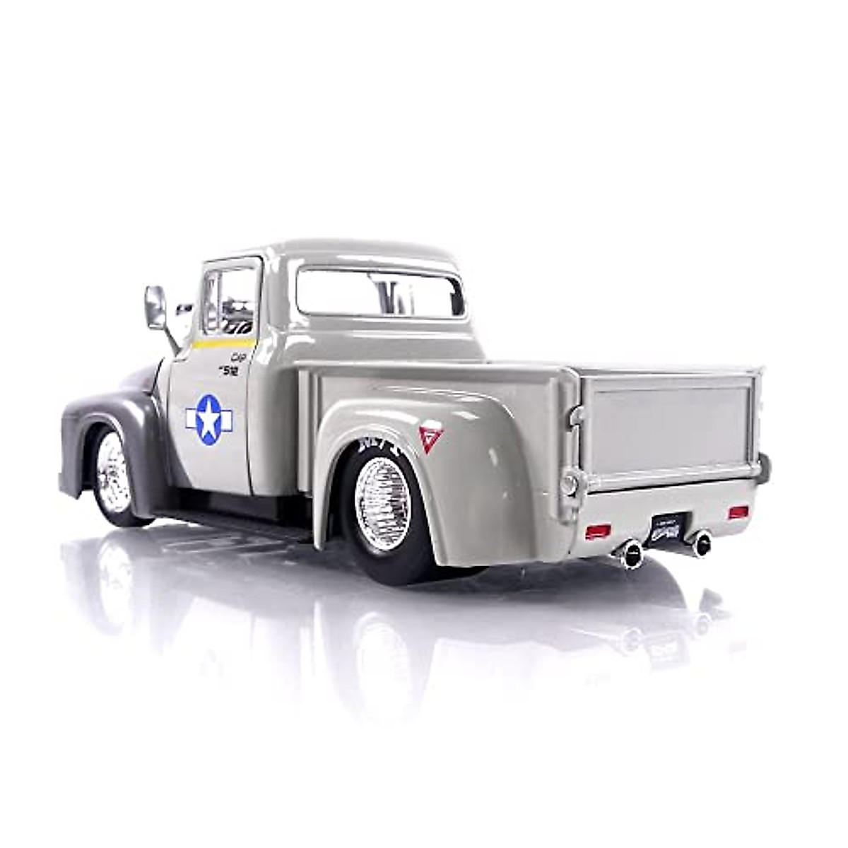 Street Fighter 1:24 1956 Ford F-100 Die-Cast Car & 2.75" Guile Figure, Toys for Kids and Adults