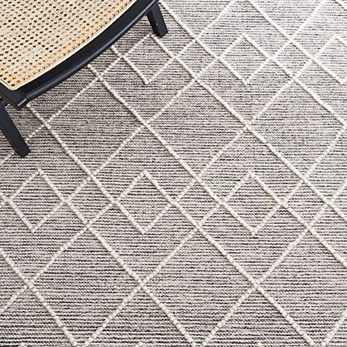 SAFAVIEH Natura Collection Accent Rug - 4' x 6', Ivory & Black, Handmade Moroccan Boho Braided Tassel Wool, Ideal for High Traffic Areas in Entryway, Living Room, Bedroom (NAT339A)