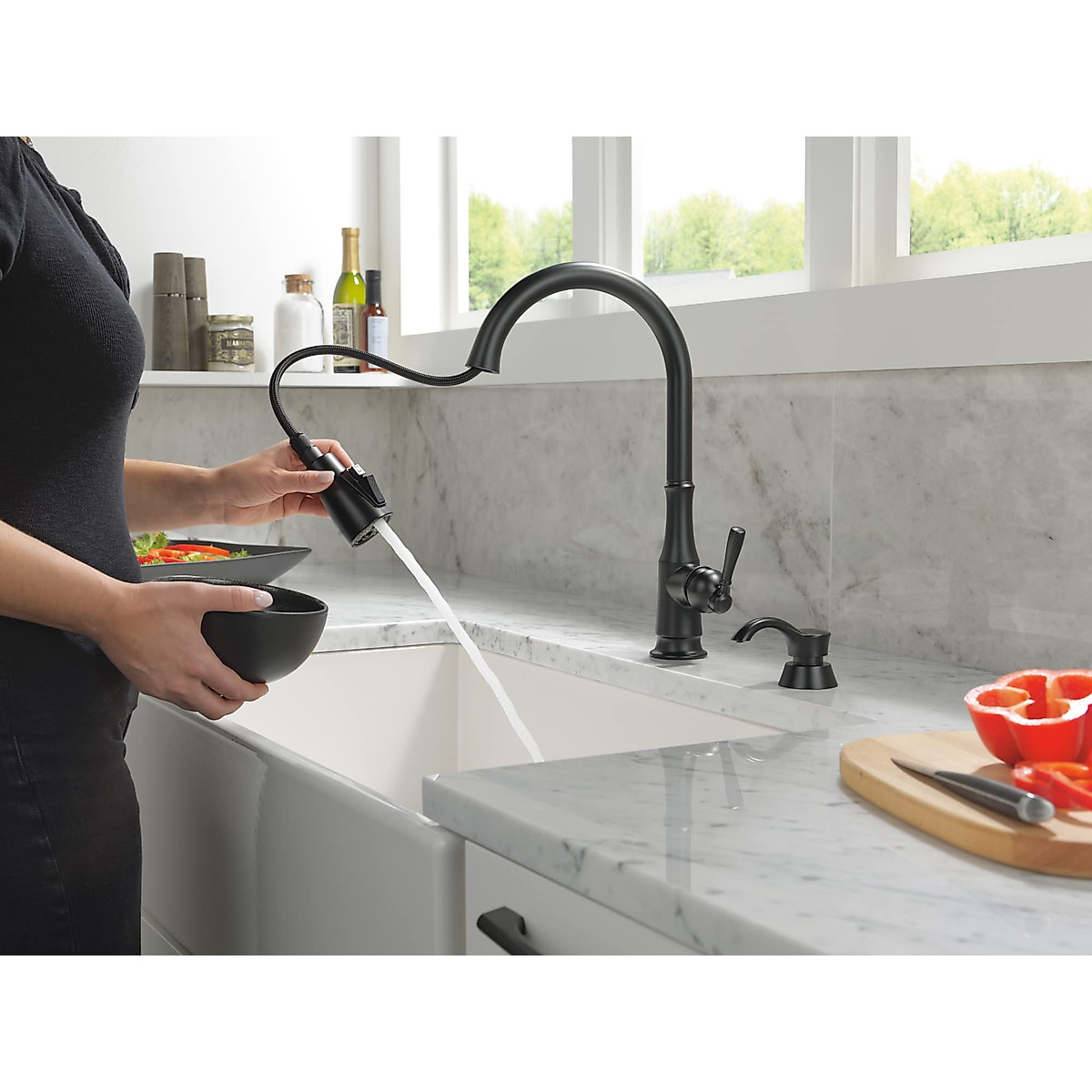 Delta Faucet Capertee Black Kitchen Faucet with Soap Dispenser, Kitchen Faucets with Pull Down Sprayer, Kitchen Sink Faucet with Magnetic Docking Spray Head, Matte Black 19877Z-BLSD-DST