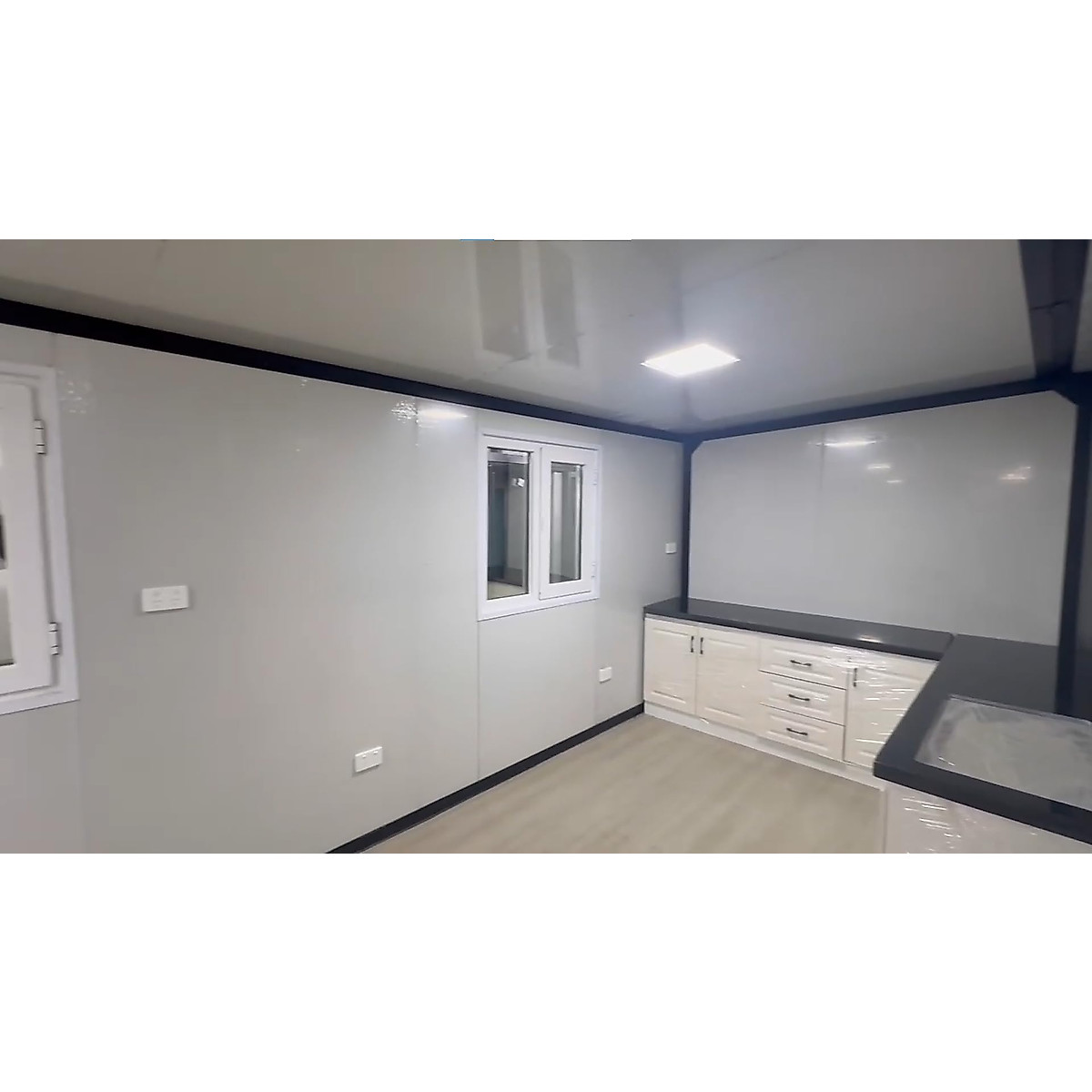 Expandable Modular House x 40ft - Portable Home with 3 Bedrooms, Kitchen, Bathroom, MH-EX3BKB