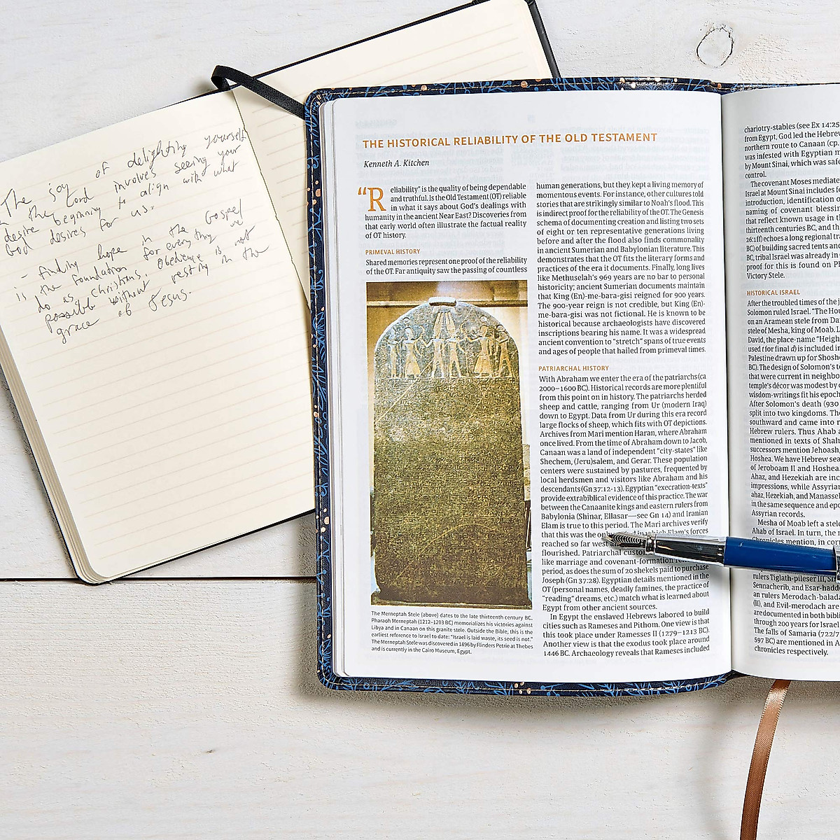 CSB Study Bible, Navy LeatherTouch, Red Letter, Study Notes and Commentary, Illustrations, Articles, Word Studies, Outlines, Timelines, Easy-to-Read Bible Serif Type