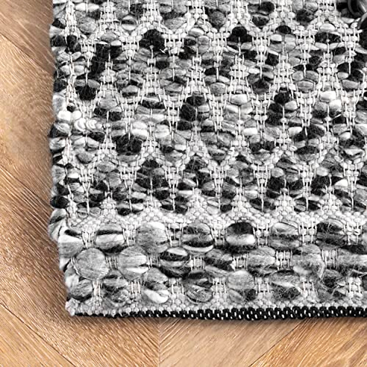 nuLOOM Natosha Indoor/Outdoor Chevron Striped Accent Rug, 2x3, Silver