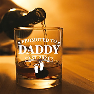 AGMDESIGN Promoted To Daddy 2024 Whiskey Glass, Funny Birthday Gifts for Him, Husband, Dad, Stepdad, Grandfather, New Dads Whiskey Glass Gift, Father's Day, Birthday Gift, Pregnancy Announcement