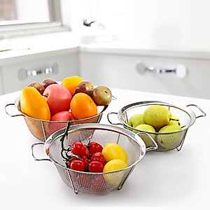 Dicunoy Set of 3 Strainers and Colanders, Stainless Steel Mesh Strainer Basket with Handle, Stackable Mesh Footed Colander for Rinse Food, Fruit, Vegetable, Strain, Drain (2.5/3/5 Quart)