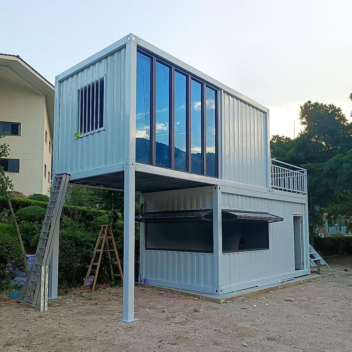 Double Story Fully Equipped Bathroom 2 bedrooms prefab Expandable Container House Luxury Tiny Homes to Live in for Adults Mini Mobile Modular Guest Homes kit with Stair Terrace guardrail