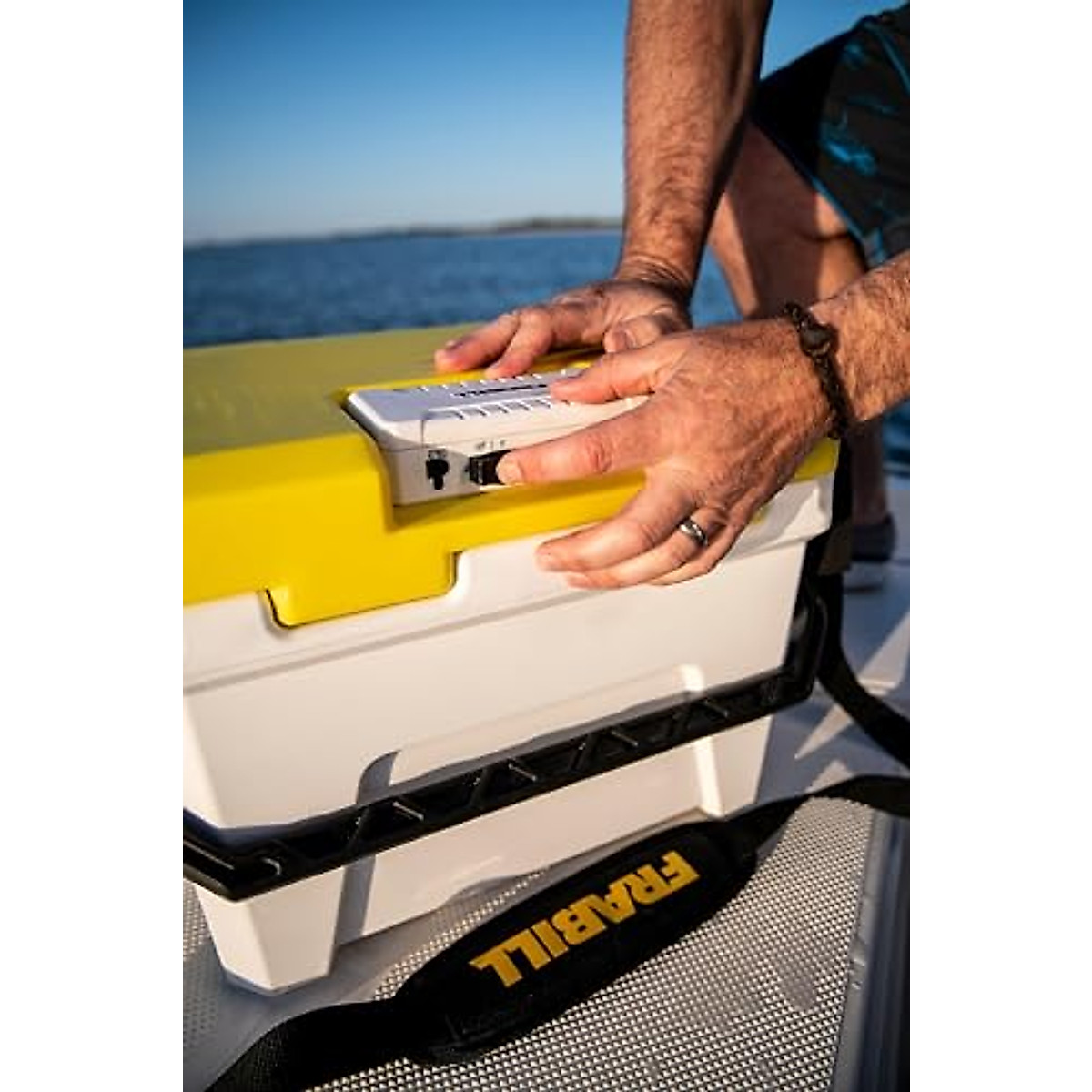 Frabill Magnum Bait Station 13 Quart Live Bait Well, White and Yellow