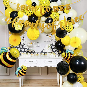 3pcs Welcome Baby Party Banner Set Soon to Bee A Family of Three Banner Mommy to Bee Sash Daddy to Bee Badge Bee Baby Shower Decoration Bee Themed Party Supplies