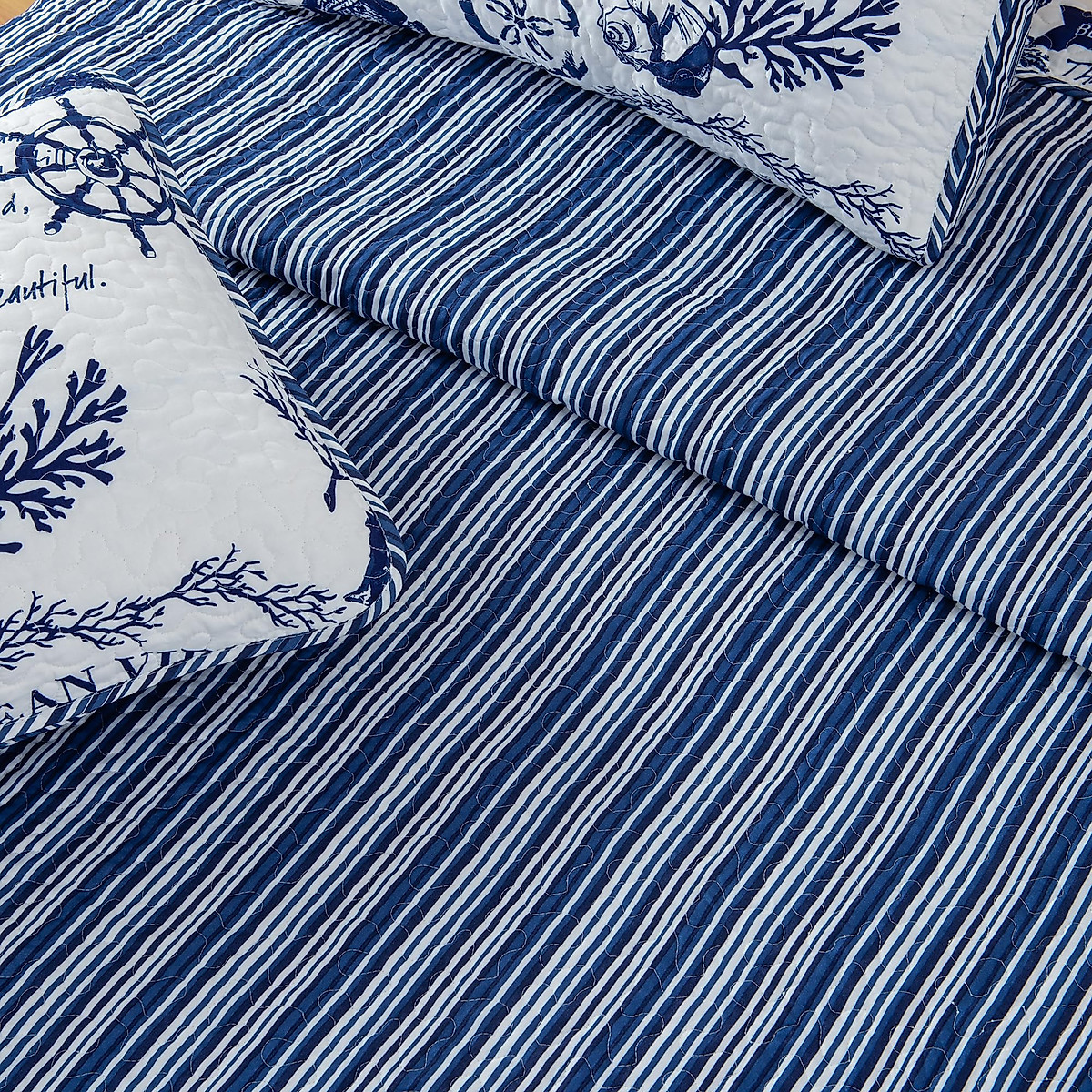 Great Bay Home Twin/Twin XL Coastal Bedding Set, Summer Coastal Quilt with Sham, Beach 2-Piece Reversible All Season Bedspread Quilt Set. Lightweight Nautical Quilted Coverlet. Navy
